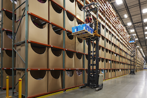 Crown order picker promotes operator confidence at height - Industrial ...